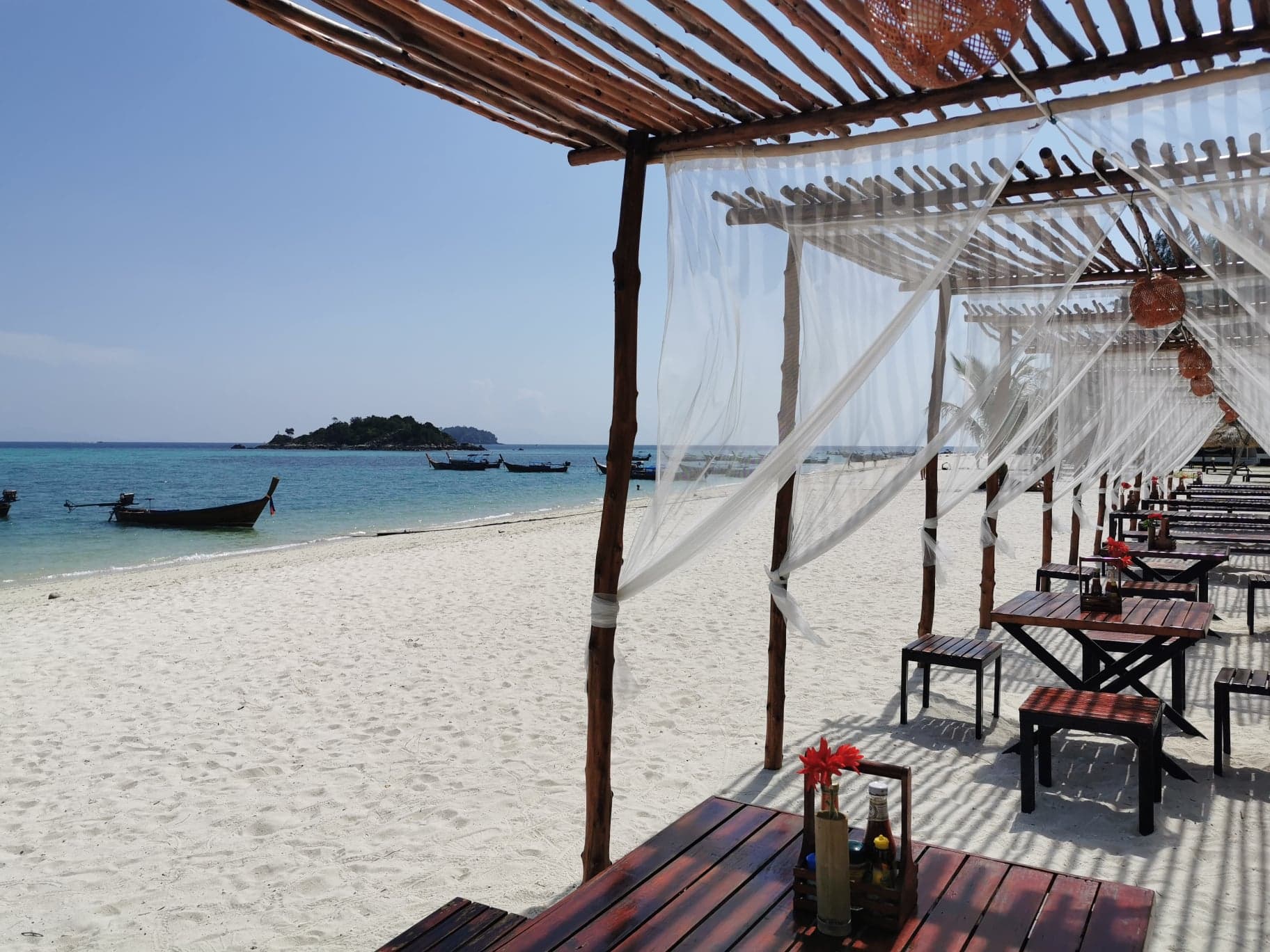 Kule Cafer På Den Vakre Strender På Koh Lipe | SagaReiser